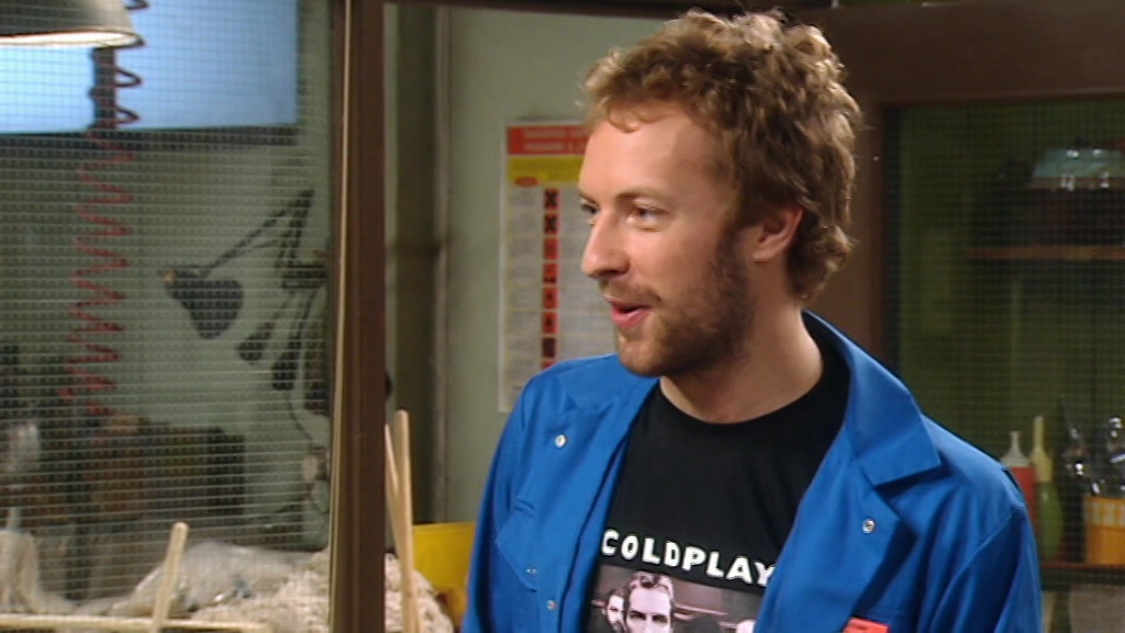 Watch Extras Season 2 Online | Stream TV Shows | Stan