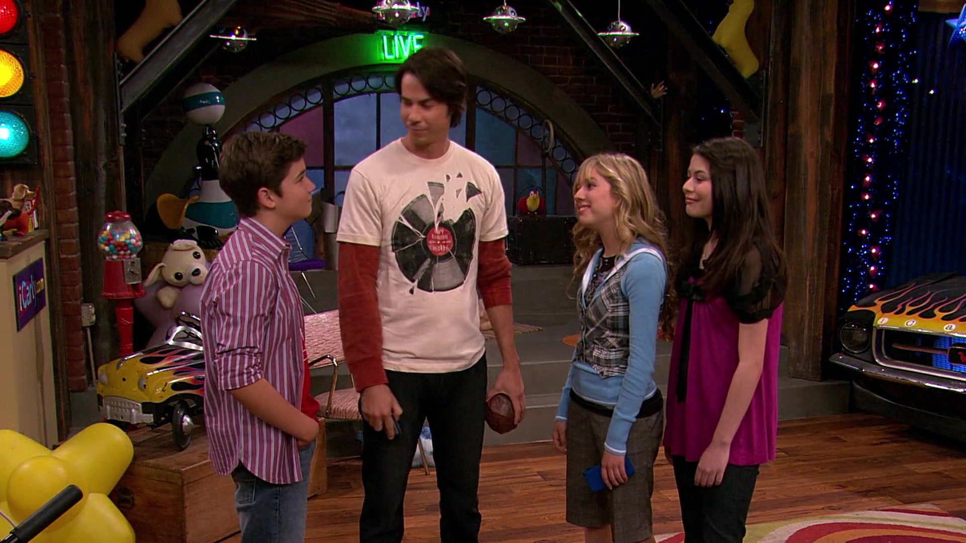 Watch iCarly Season 2 Online | Stream TV Shows | Stan